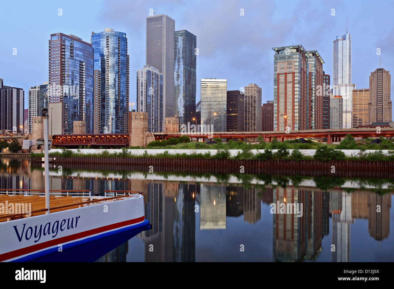 Chicago river skyscrapers hi-res stock photography and images - Alamy