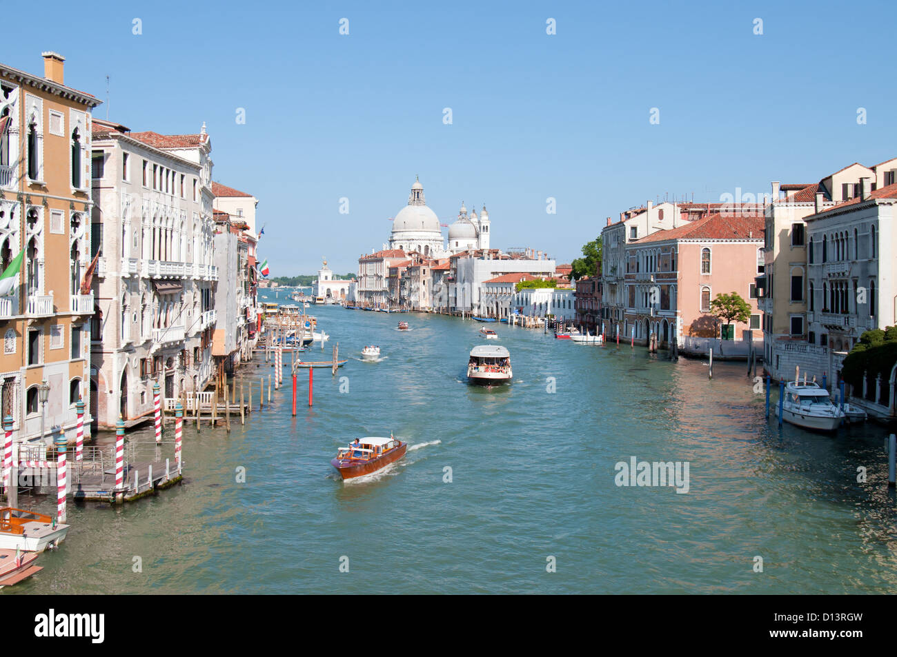 Beautiful residential canal house boats hi-res stock photography and ...
