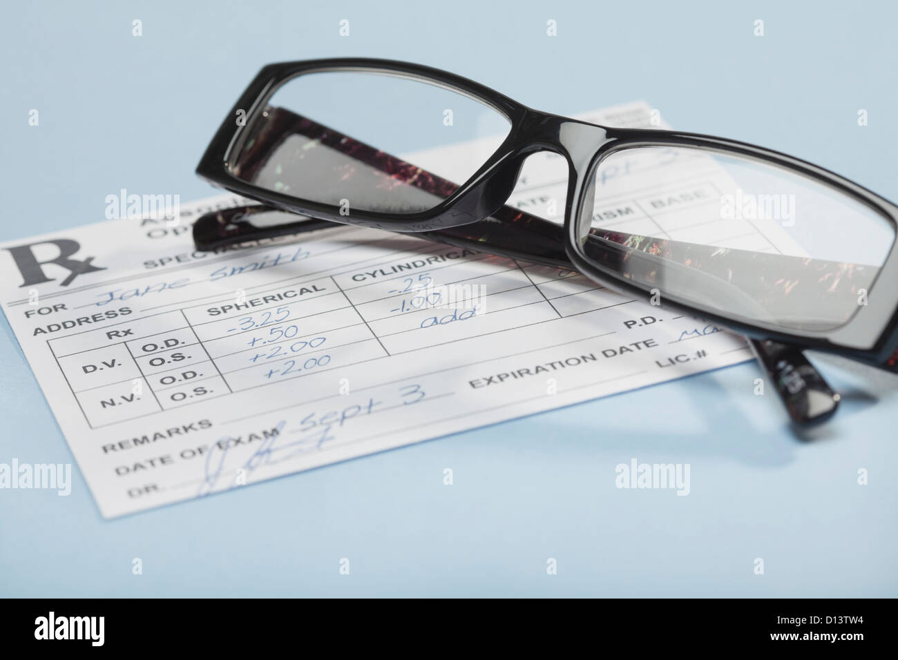 Reading prescription medicine paper hi-res stock photography and images ...