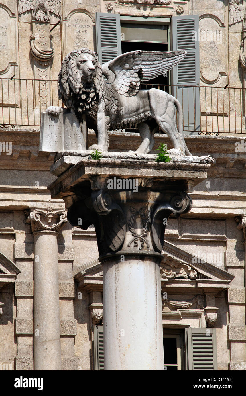 Statue winged lion italy hi-res stock photography and images - Alamy