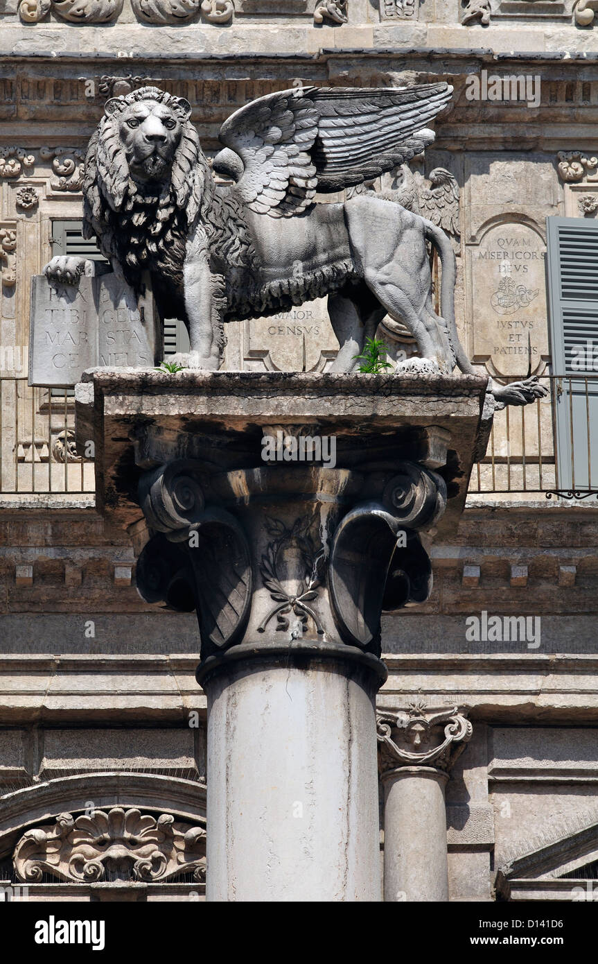 Statue winged lion italy hi-res stock photography and images - Alamy