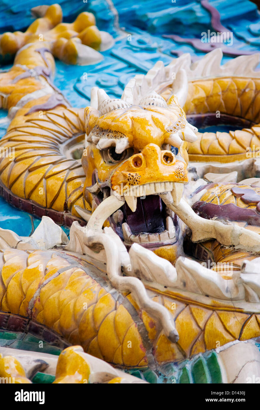 Chinese dragon on temple wall hi-res stock photography and images - Alamy