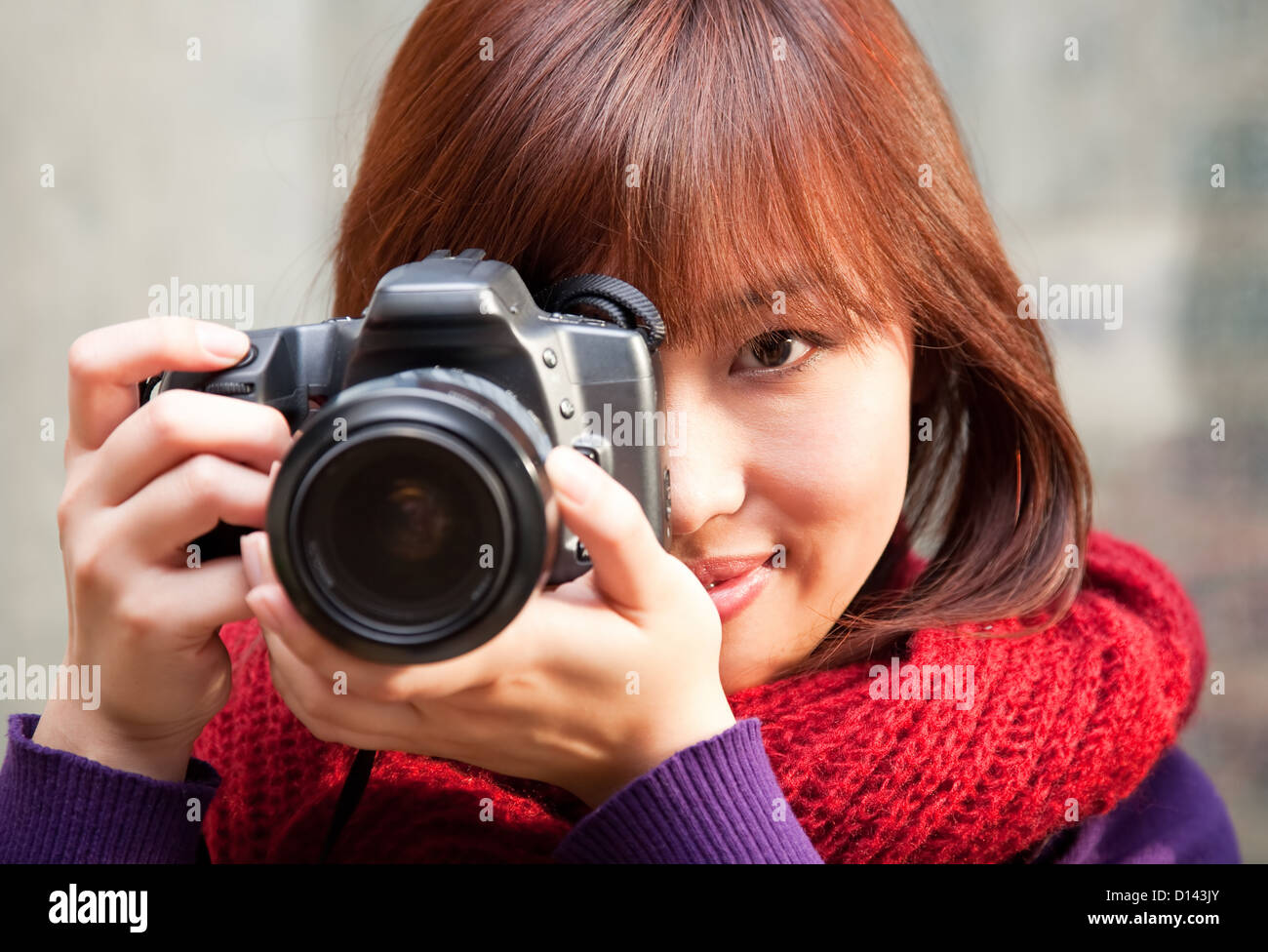 Female photographer using SLR camera Stock Photo - Alamy