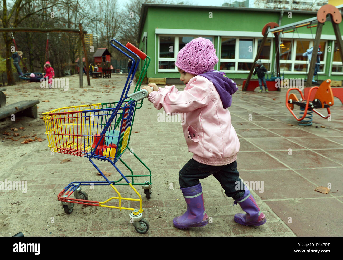 Children playing shopping cart hi-res stock photography and images - Alamy