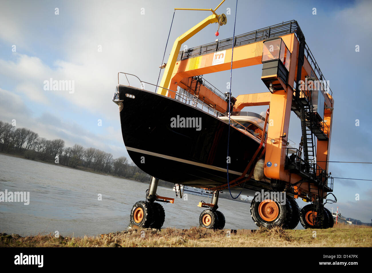The boats lift Big Willi loads the yacht Mochi Craft Delphin 74 ...