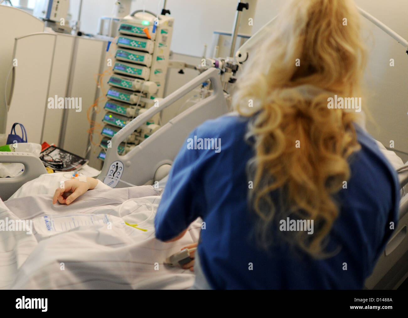 Icu patient female hi-res stock photography and images - Alamy