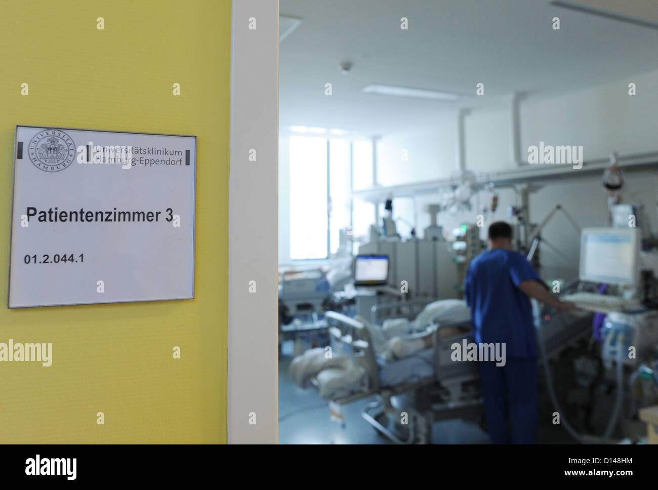 Icu patient hi-res stock photography and images - Alamy