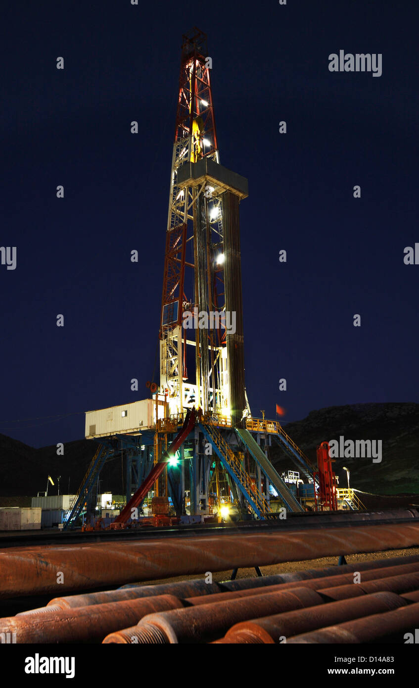 Onshore oil rig hi-res stock photography and images - Alamy