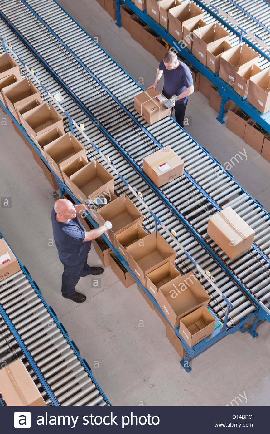 Packing Box On Conveyor Belt Stock Photos & Packing Box On Conveyor ...