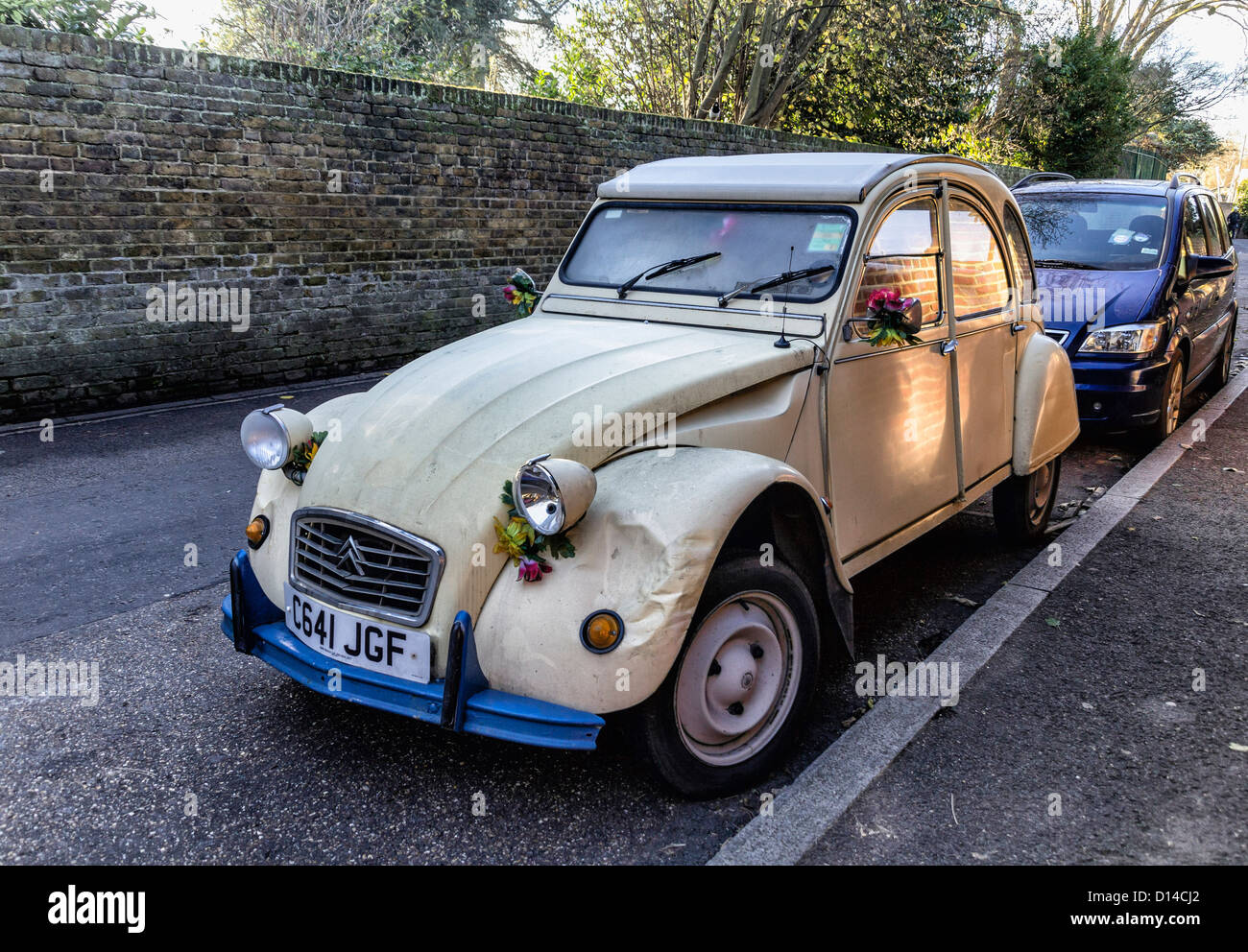 Citroen 2cv6 hi-res stock photography and images - Alamy