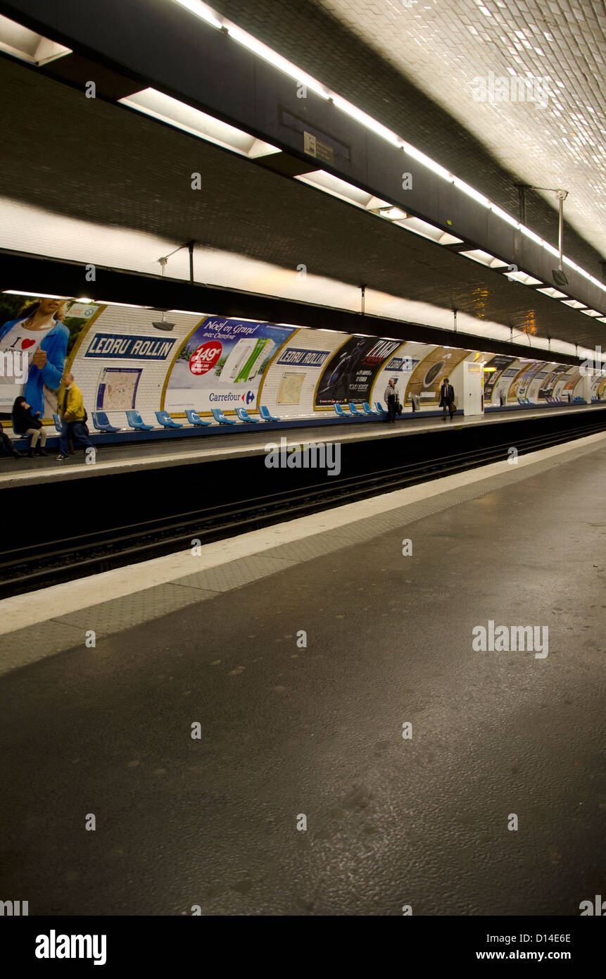 Empty metro station hi-res stock photography and images - Alamy