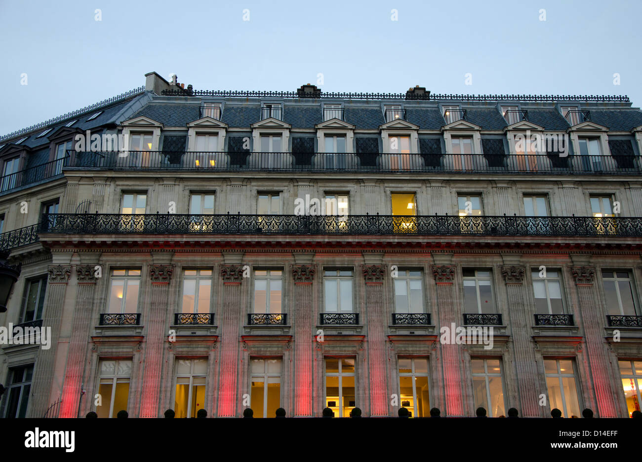 Facade of a Parisian building Stock Photo - Alamy
