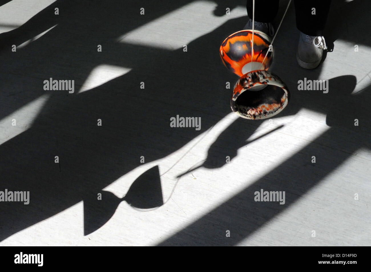 diabolo juggle juggling shadow circus Stock Photo - Alamy