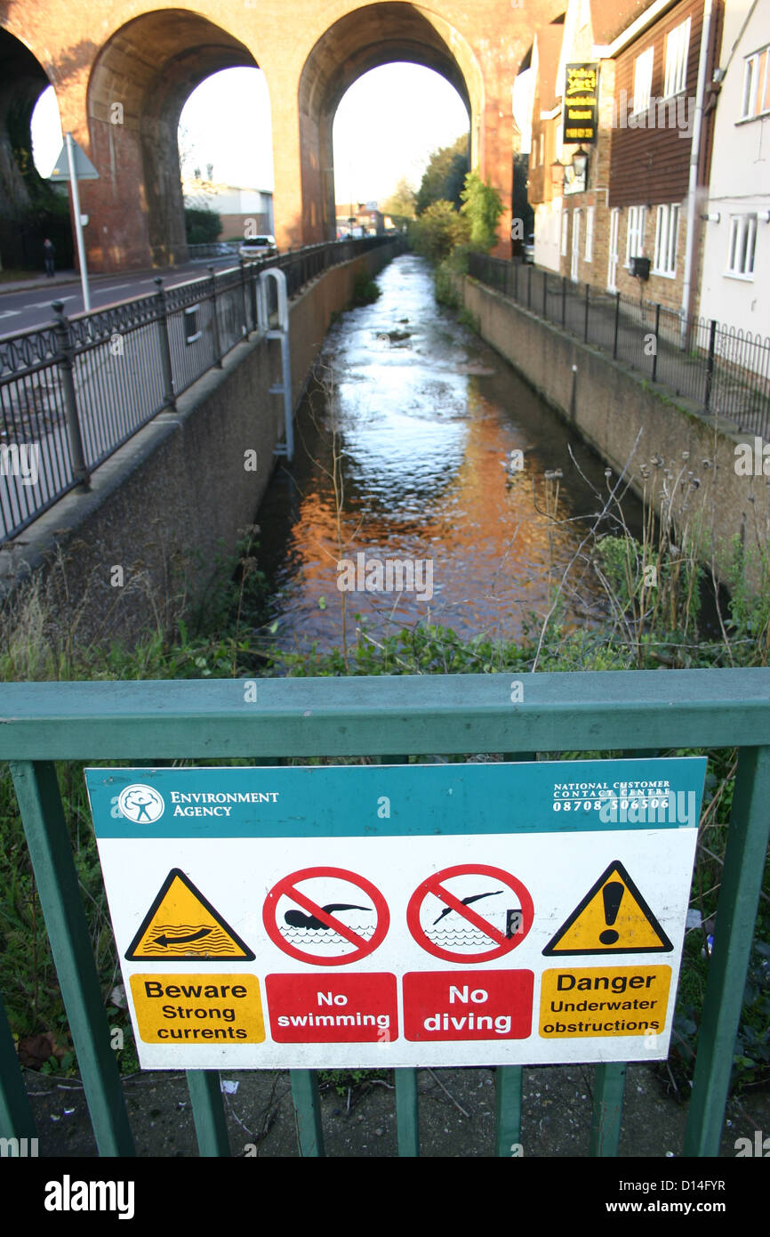 Canal flowing under a building hi-res stock photography and images - Alamy
