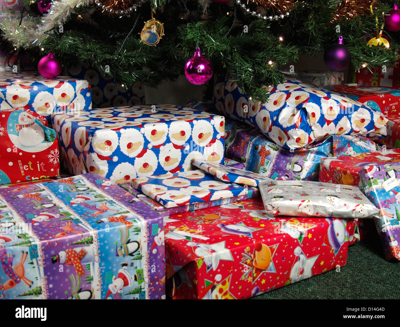 Christmas presents, pile, many hi-res stock photography and images - Alamy