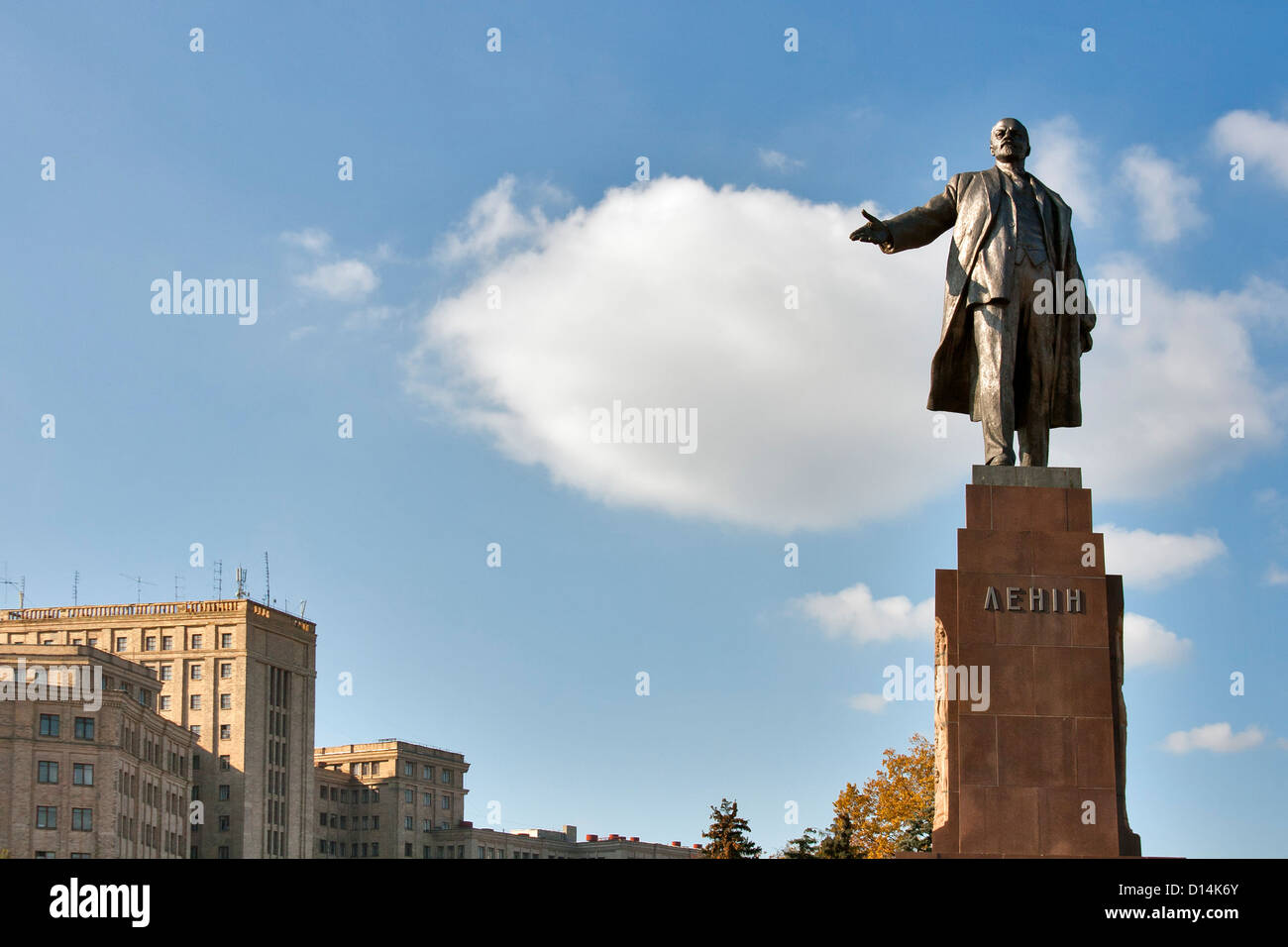 Bronze statue vladimir lenin hi-res stock photography and images - Alamy