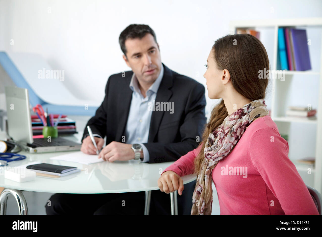WOMAN IN CONSULTATION, DIALOGUE Stock Photo - Alamy
