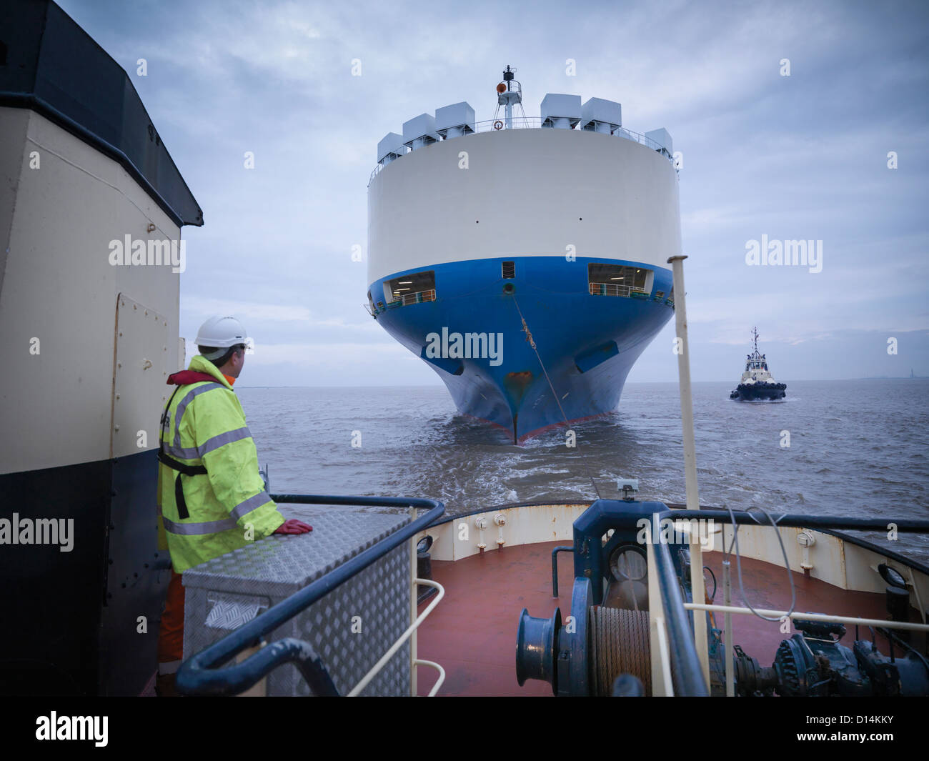 Harbor worker hi-res stock photography and images - Alamy