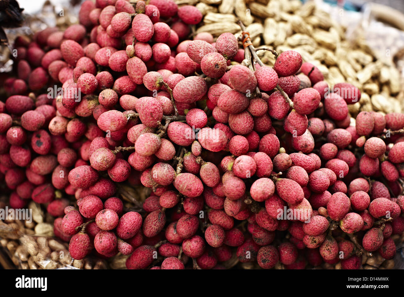 Close up of pile of lychee fruit Stock Photo - Alamy