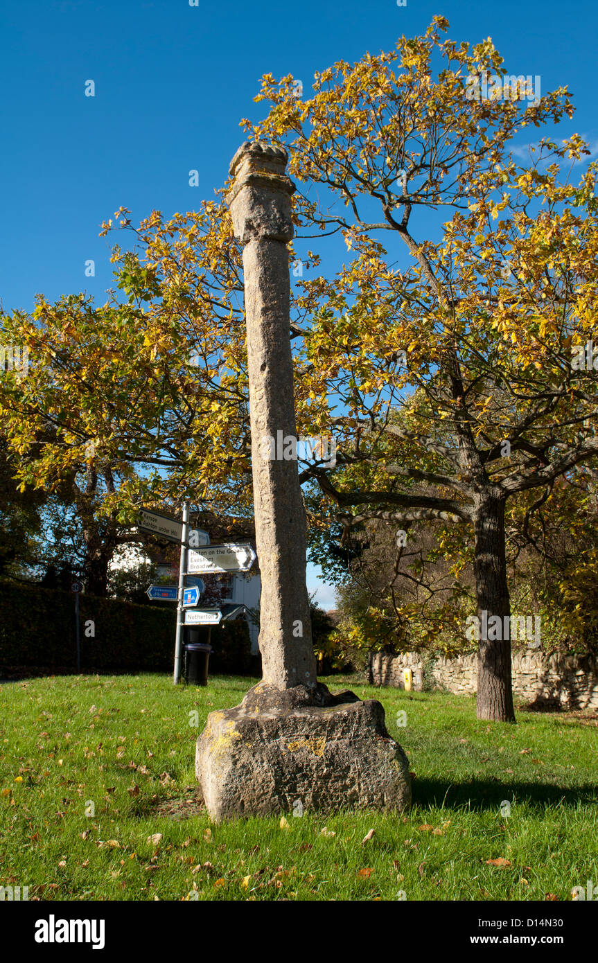 An old cross in Elmley Castle village, Worcestershire, UK Stock Photo ...