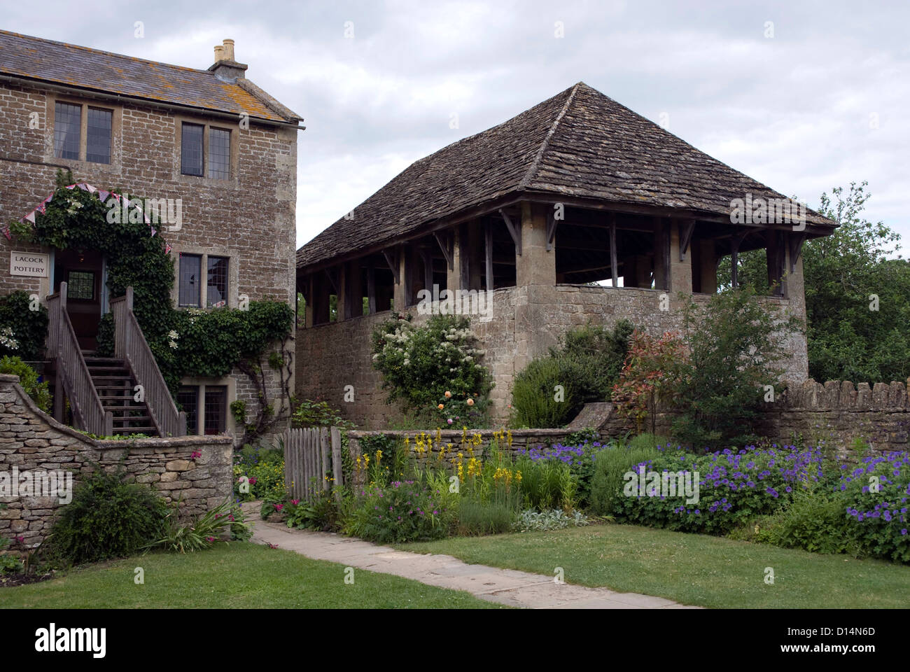 Pottery barn hi-res stock photography and images - Alamy