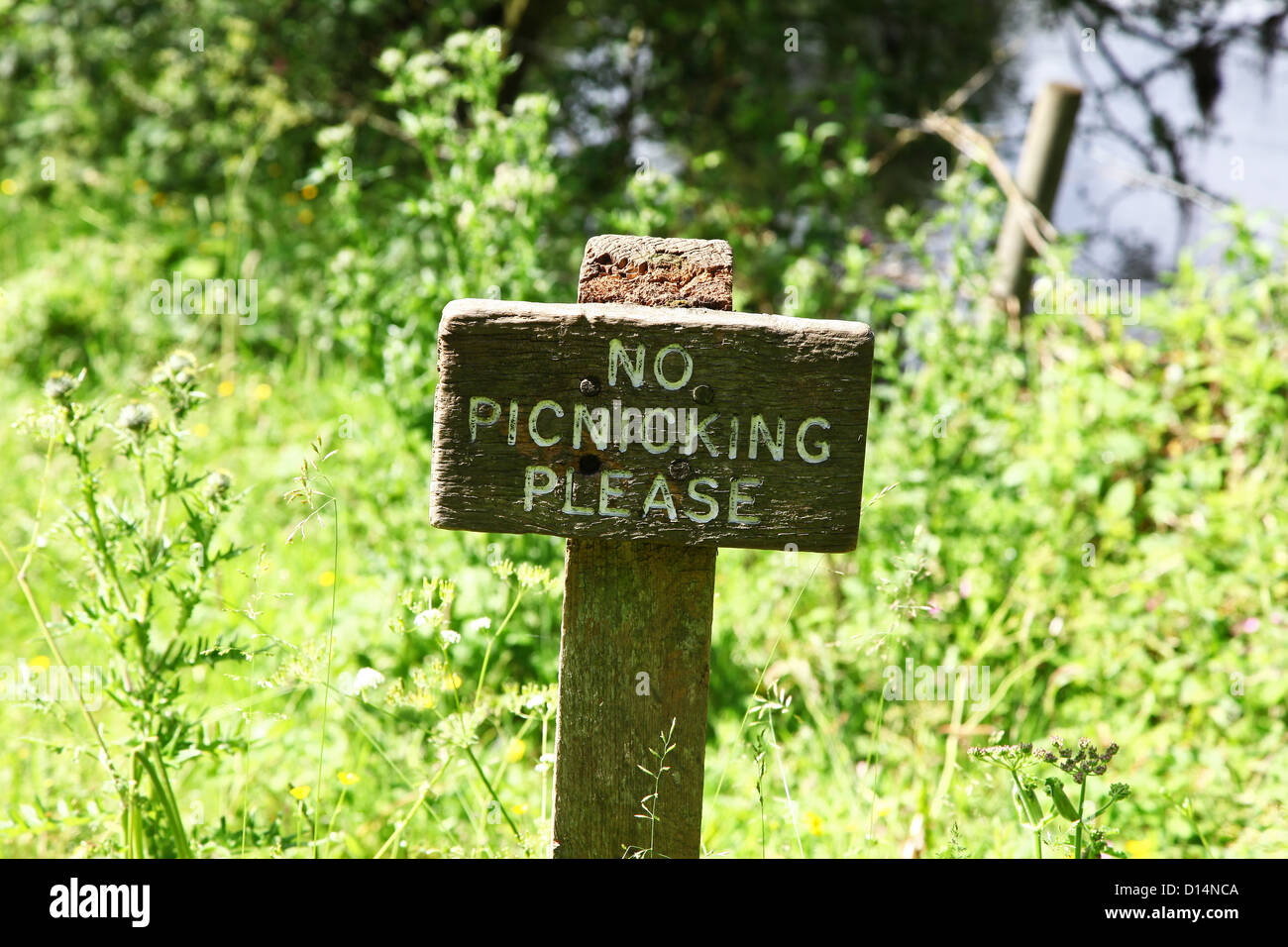 Sign saying do not sit here please hi-res stock photography and images ...