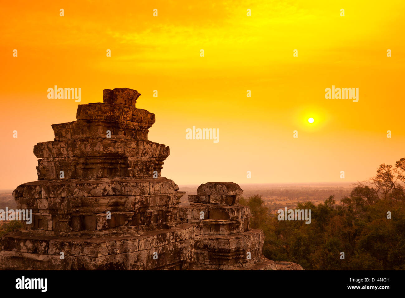 Sunset of Phnom Bakheng, one of the ruined temples of ancient Cambodia ...