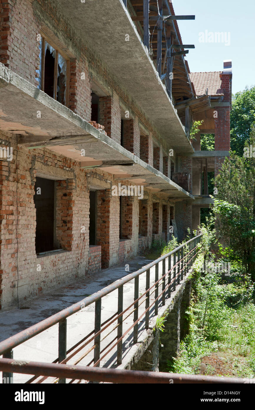 Rundown apartment building hi-res stock photography and images - Alamy