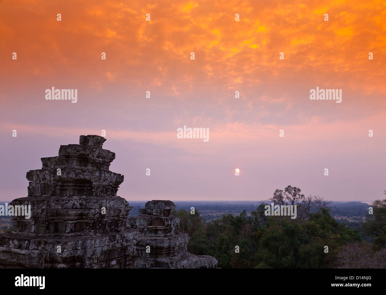 Sunset of Phnom Bakheng, one of the ruined temples of ancient Cambodia ...