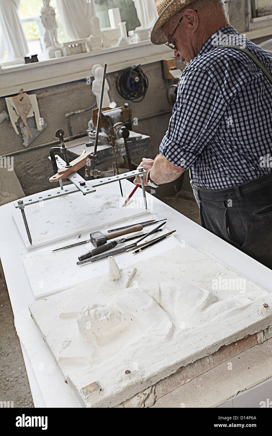 Chiseling stone sculpture hi-res stock photography and images - Alamy