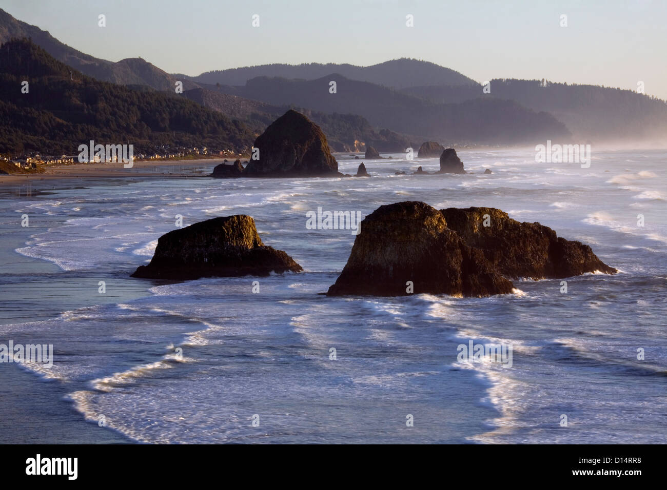 Cannon beach town hi-res stock photography and images - Alamy