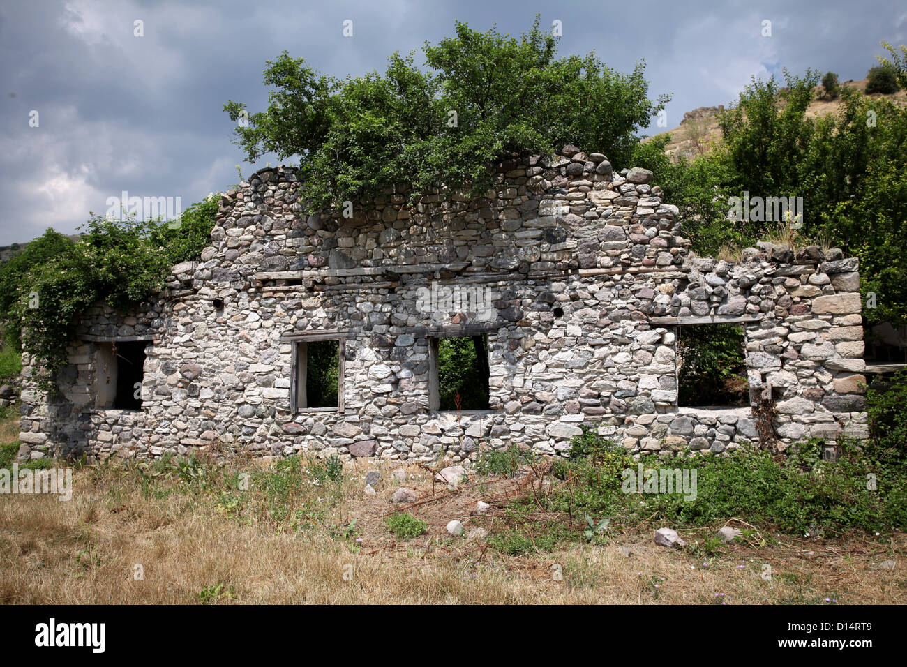 Crumbled House Stock Photos & Crumbled House Stock Images - Alamy