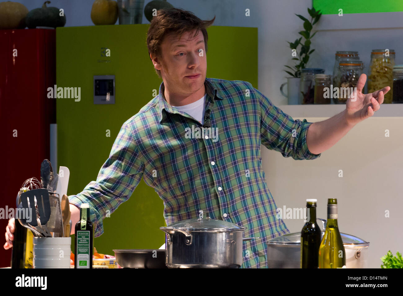 Jamie oliver conducts a cooking hi-res stock photography and images - Alamy
