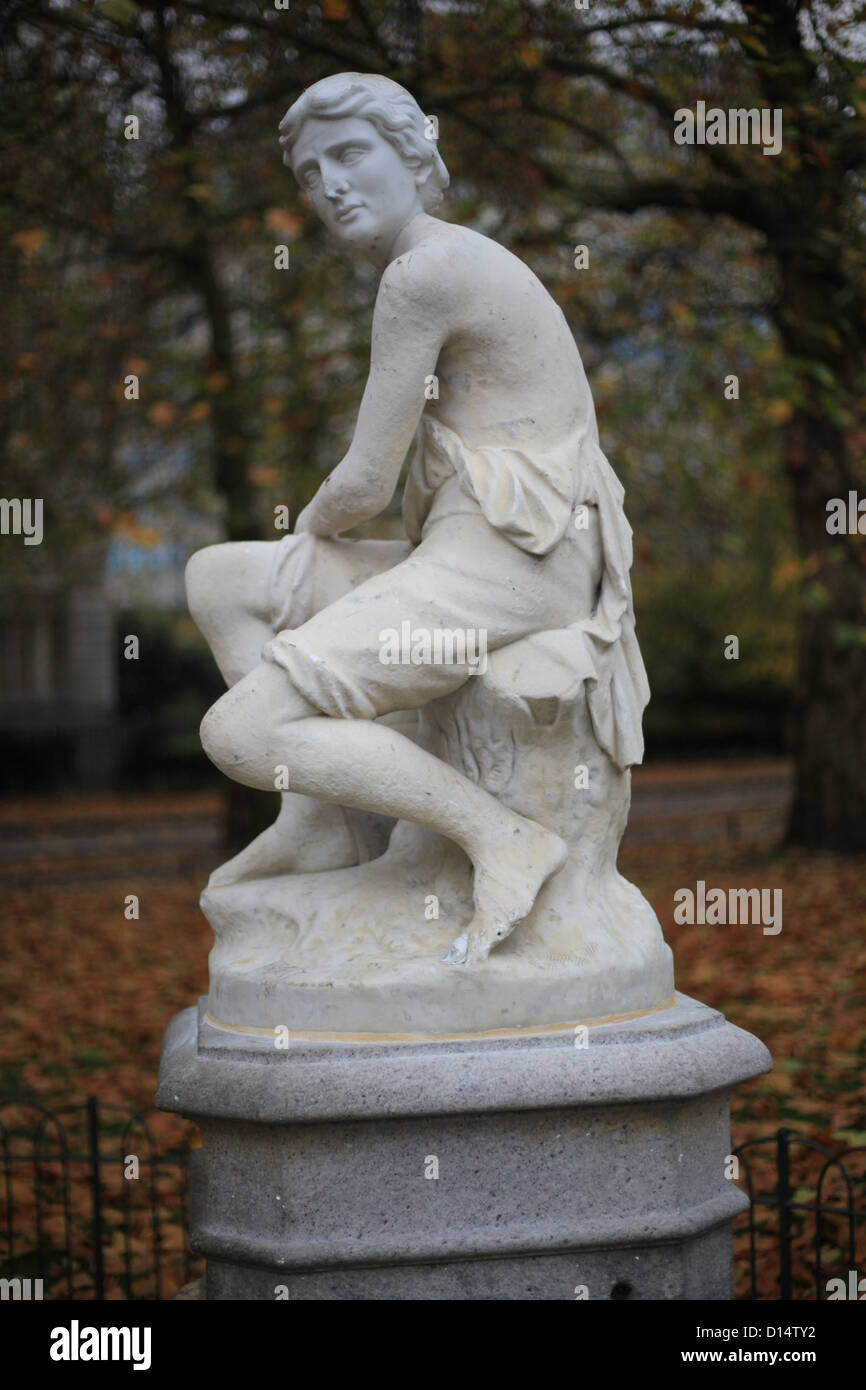 Statue of a boy hi-res stock photography and images - Alamy
