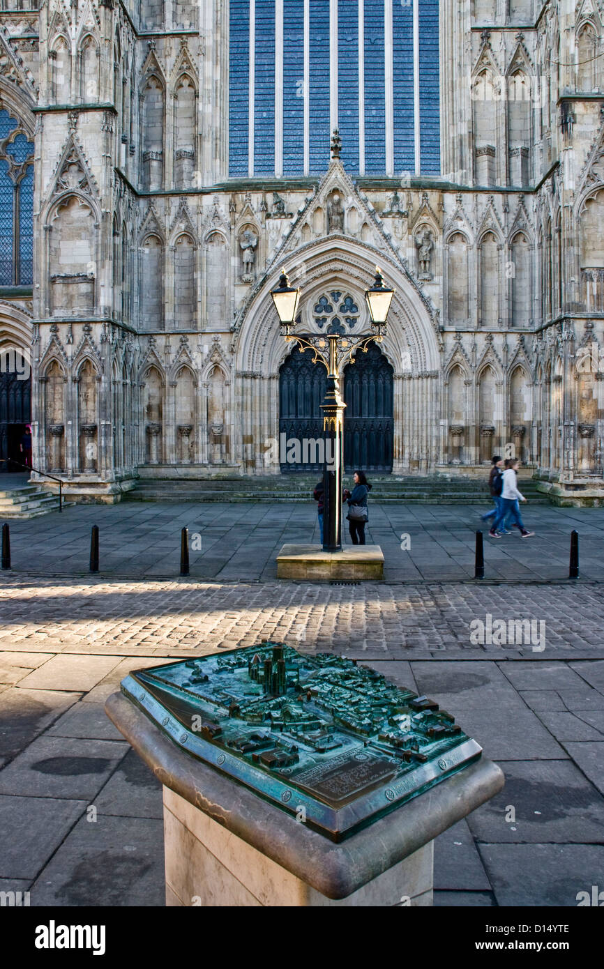 Bronze braille model hi-res stock photography and images - Alamy