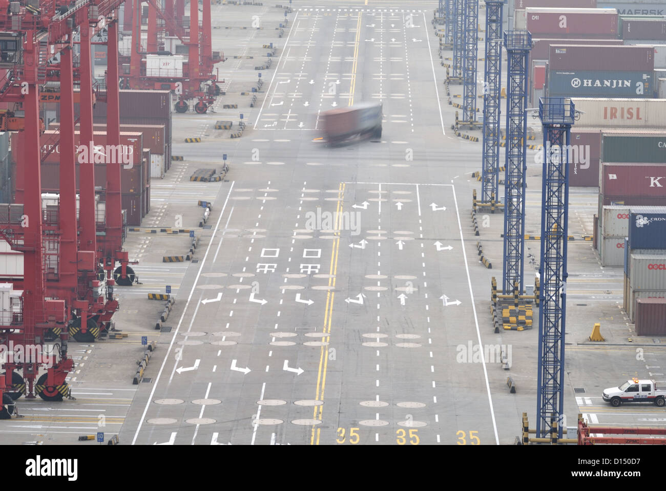 Shanghai harbour Yangshan Deep - Water Port Stock Photo - Alamy