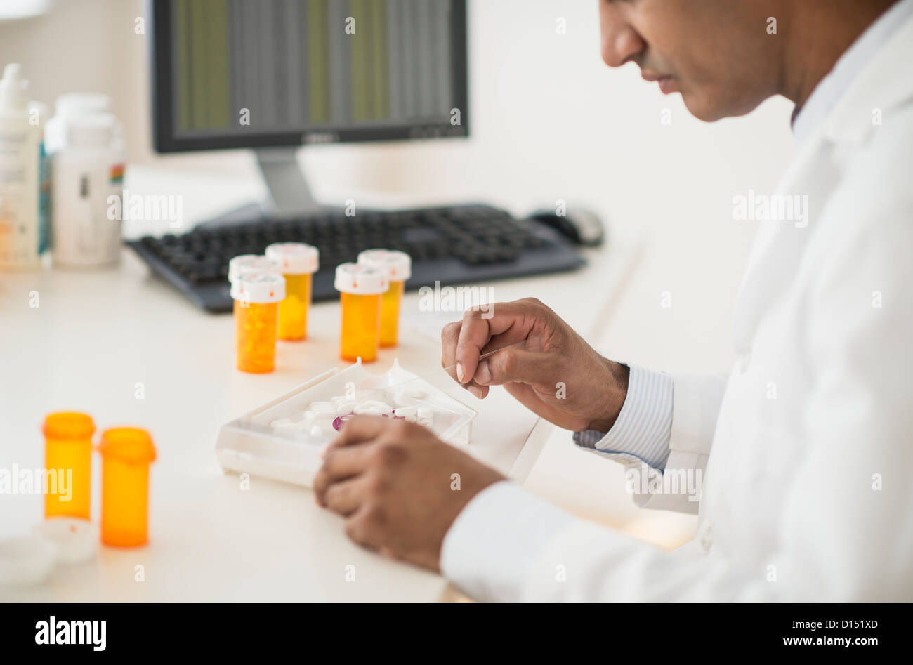 Pharmacist preparing prescription pills Stock Photo - Alamy