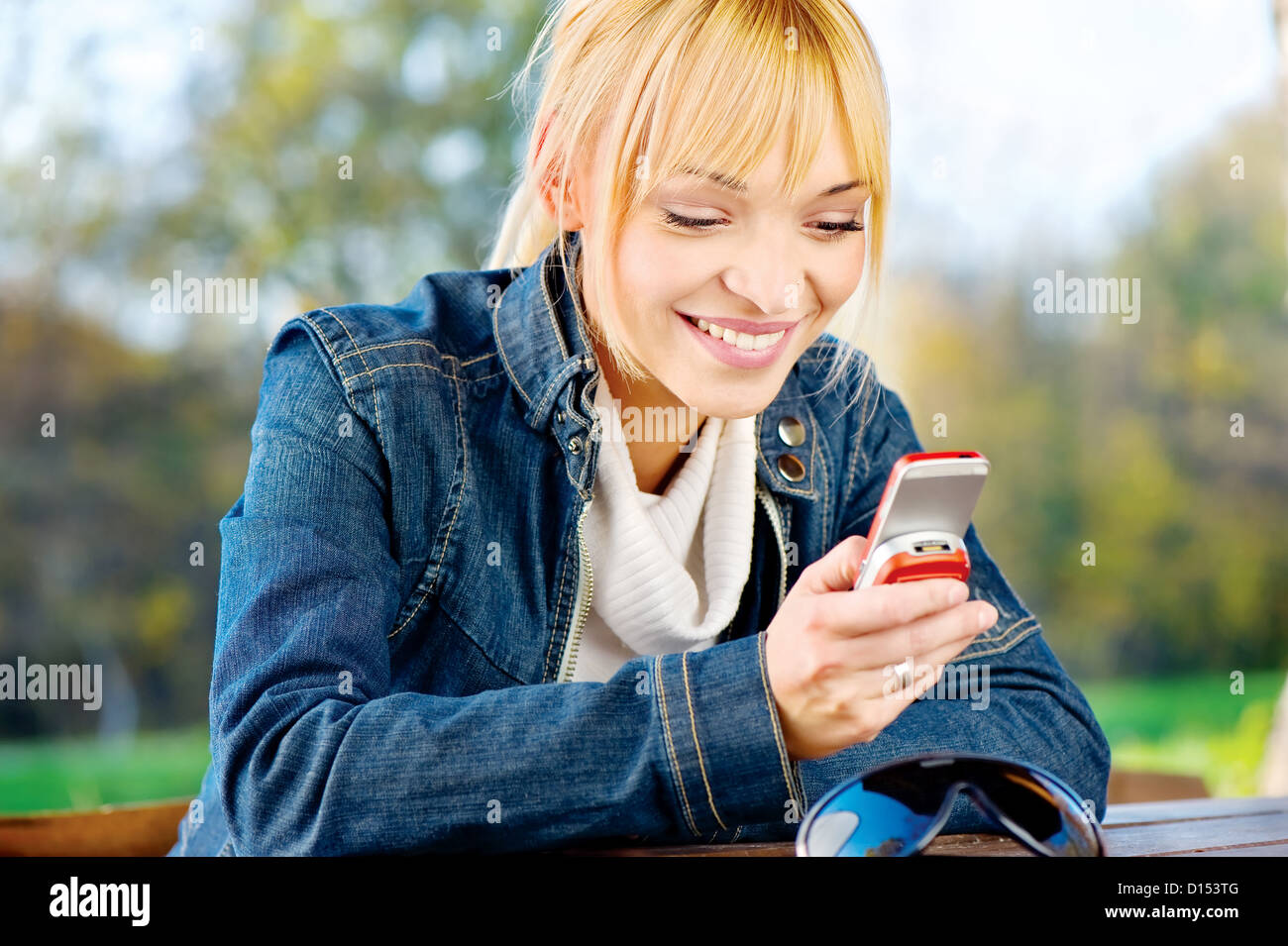 Outdoor phone call woman hi-res stock photography and images - Alamy