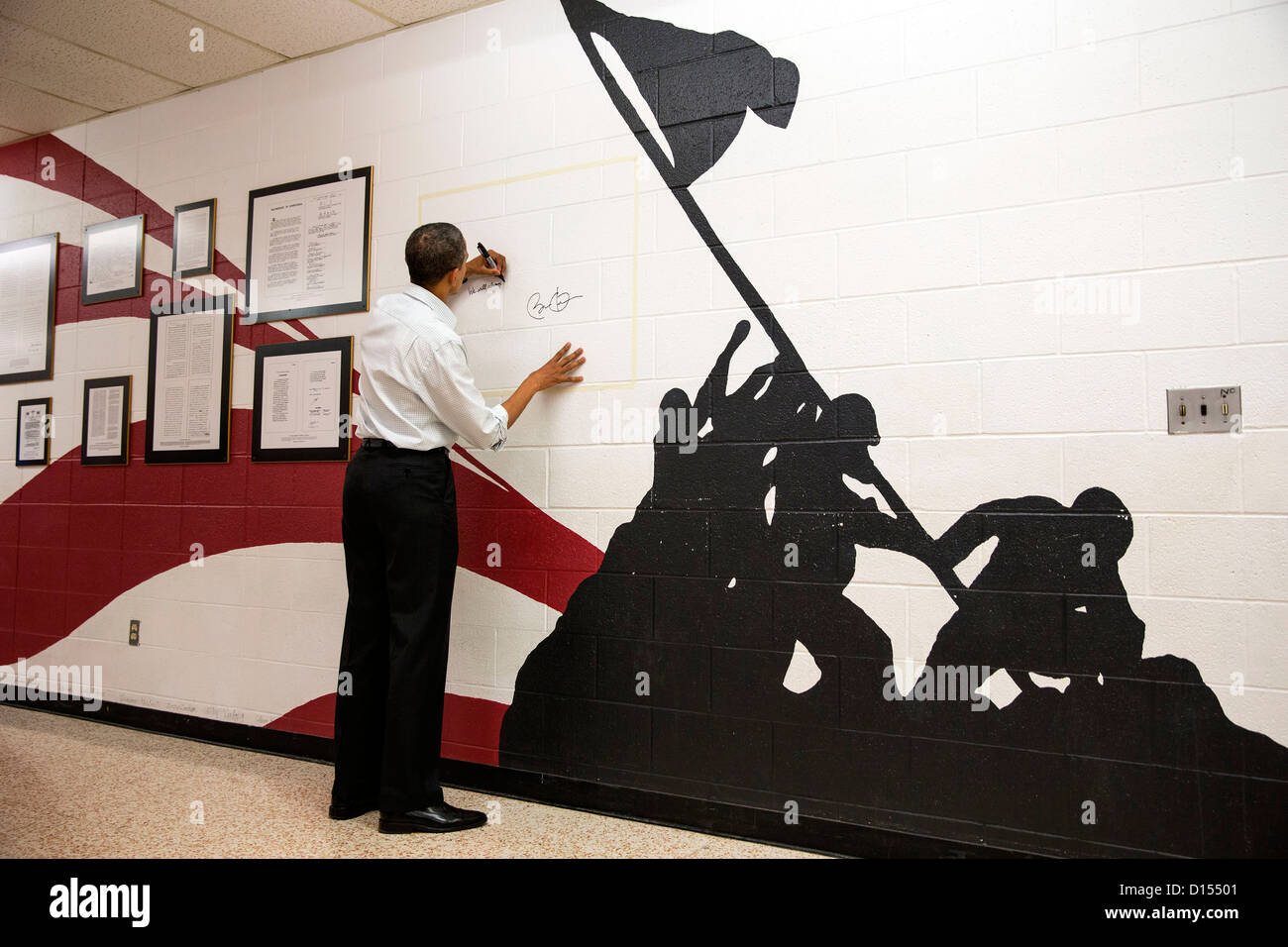US President Barack Obama signs the Wall of Freedom after a campaign ...