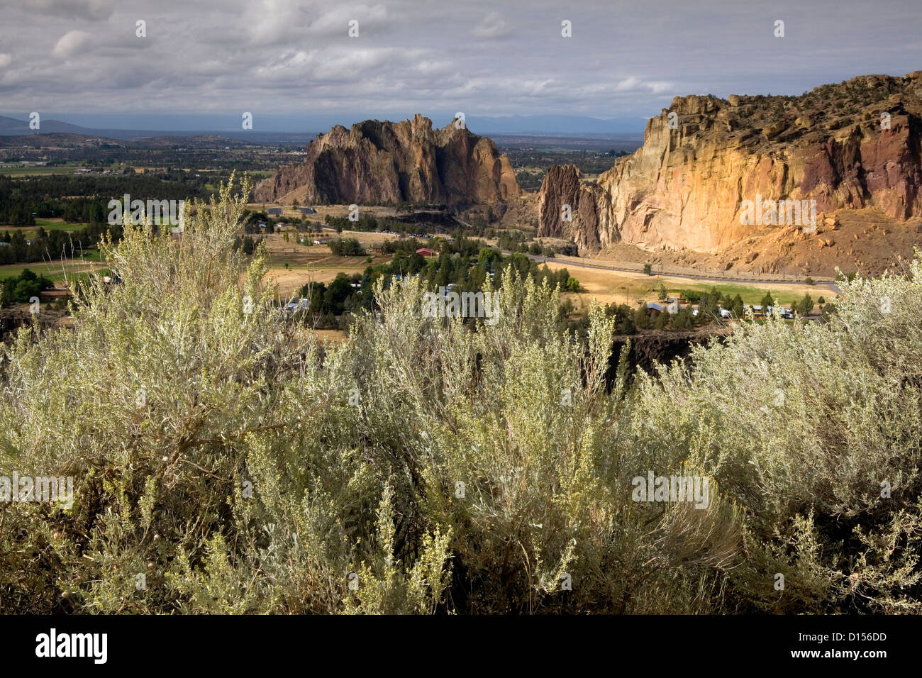 OR00472-00.....OREGON - View of the rocky spires and walls at Smith ...