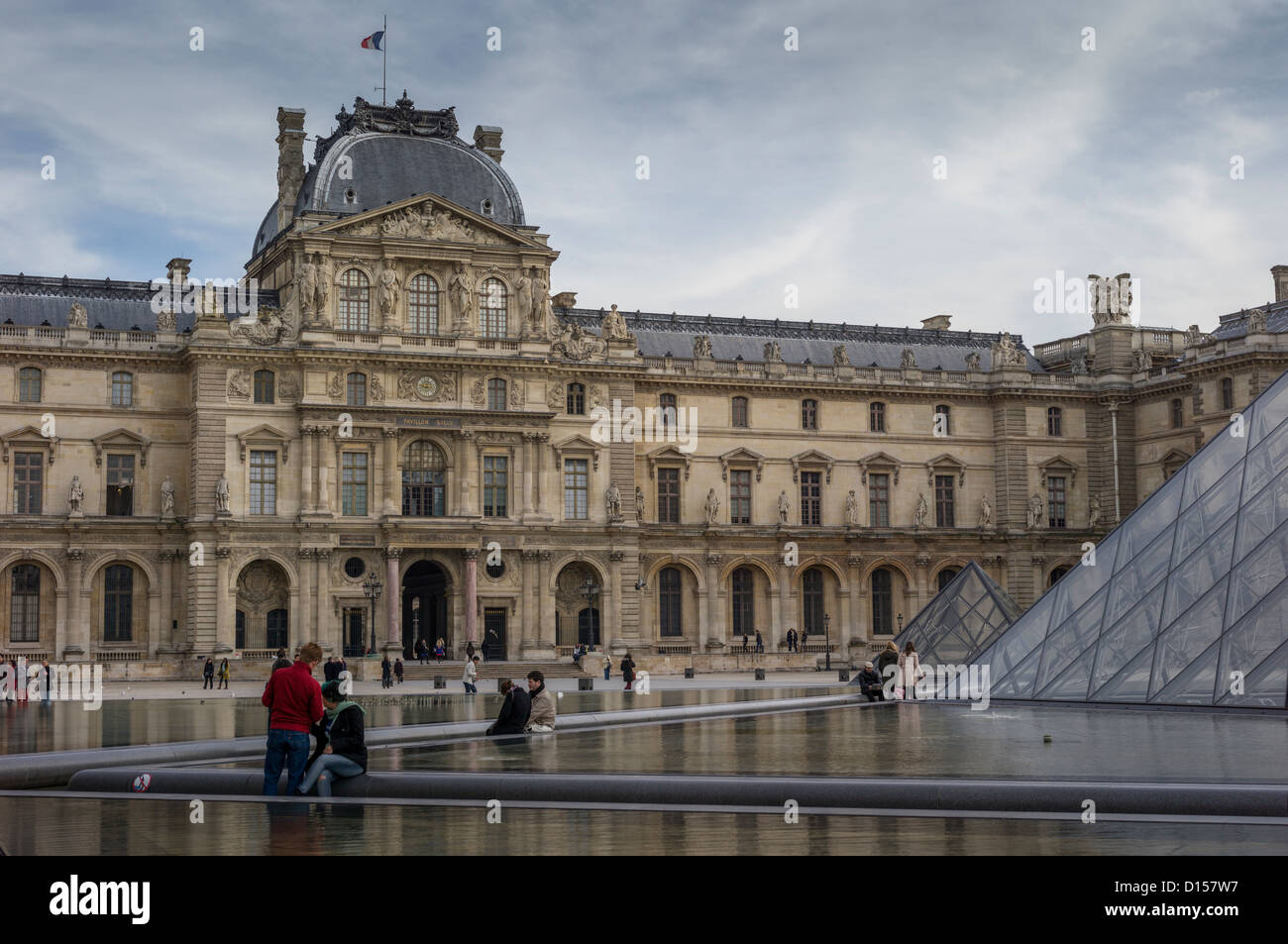 LOUVRE MUSEUM PARIS FRANCE PYRAMID ARCHITECTURE Stock Photo - Alamy