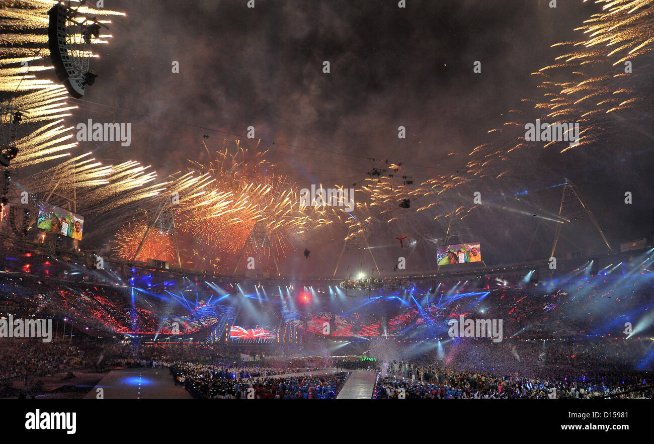 Closing fireworks hi-res stock photography and images - Alamy