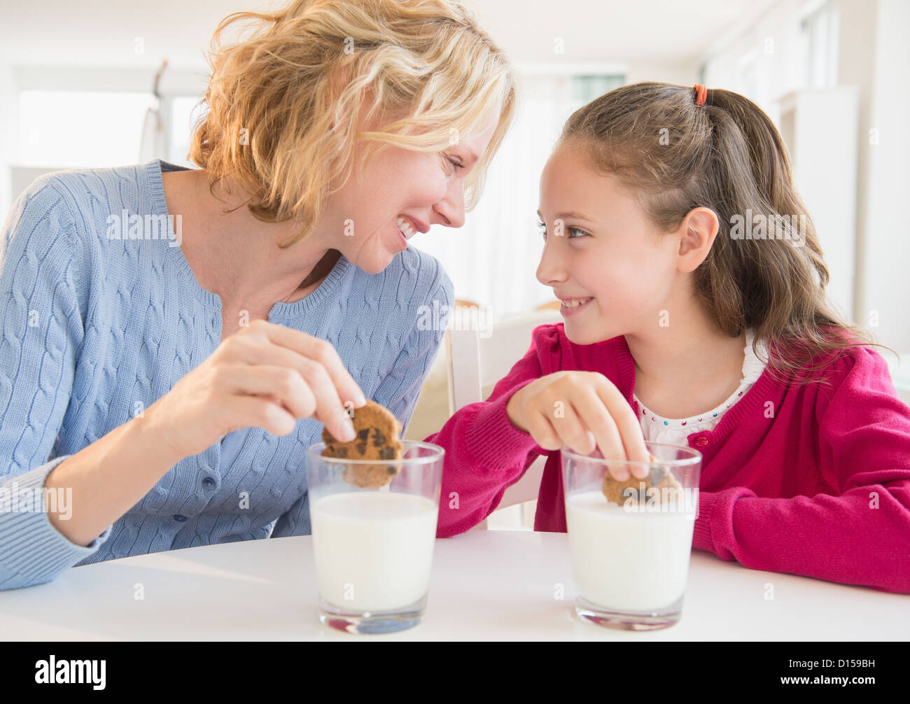 USA, New Jersey, Jersey City, Mother and daughter (8-9 years) eating ...