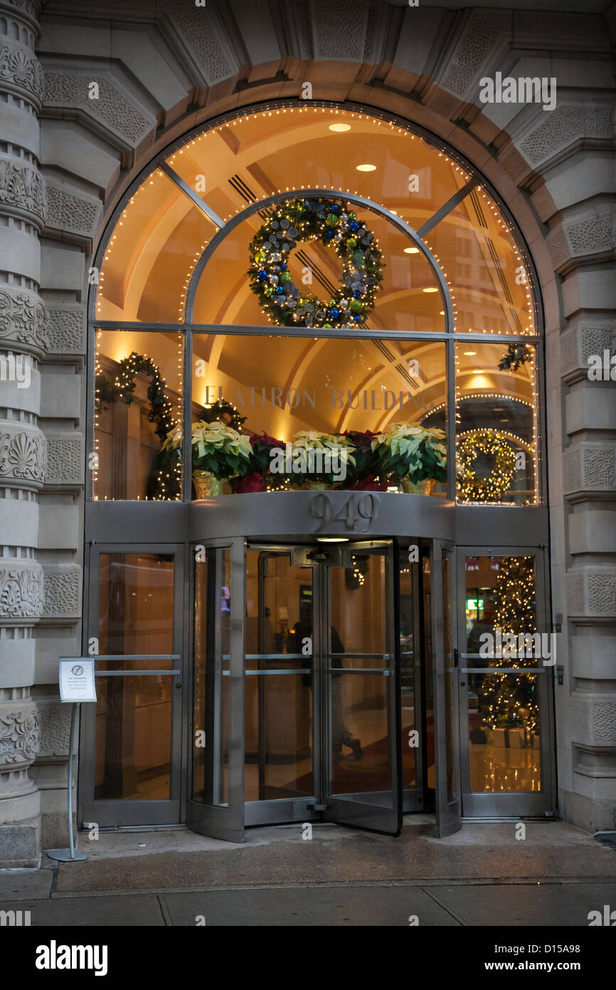 Flatiron Building Entrance, Holiday Season, NYC Stock Photo - Alamy