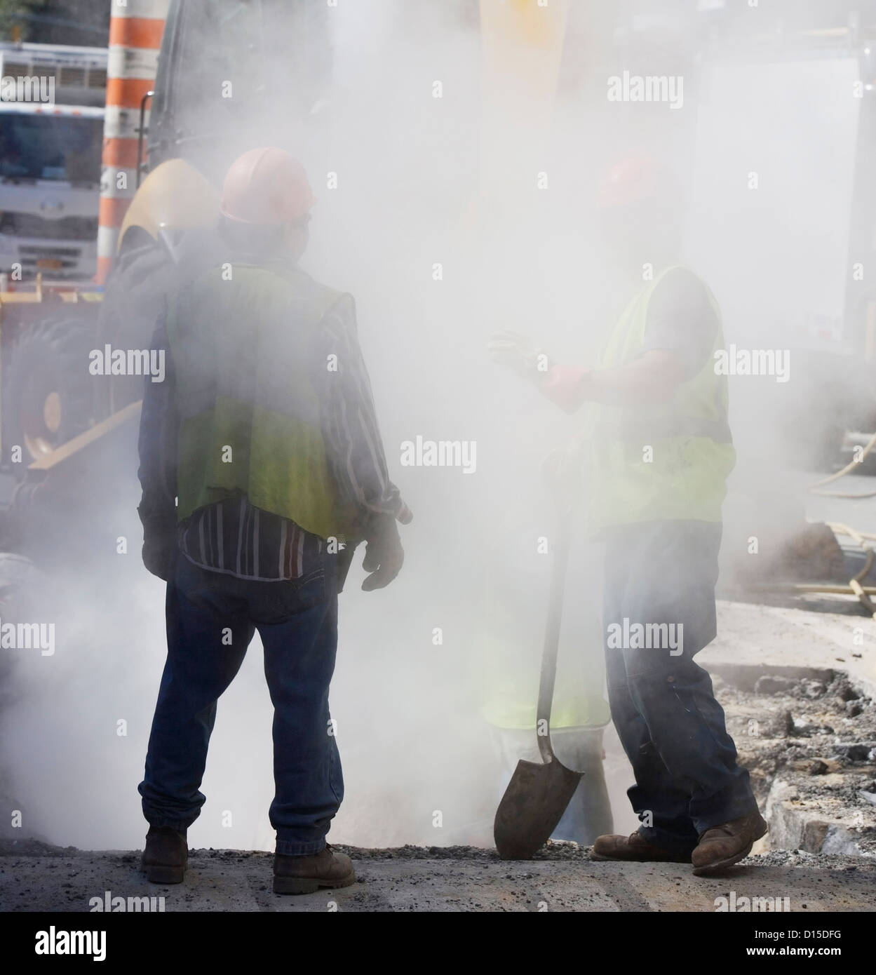Construction workers digging hole hi-res stock photography and images ...