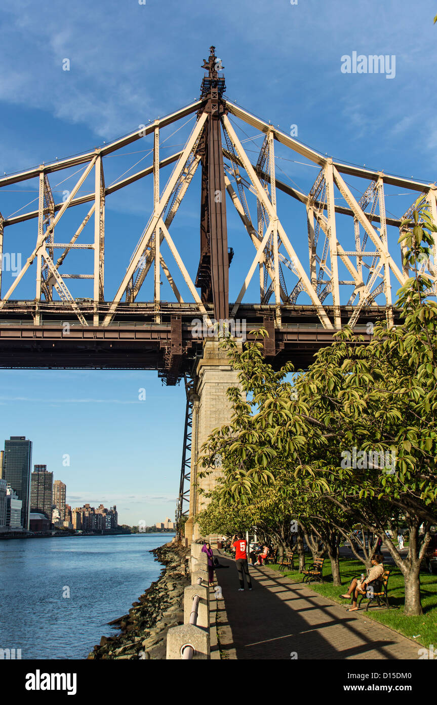 Roosevelt Island Promenade, Queensboro Bridge, New York Stock Photo - Alamy