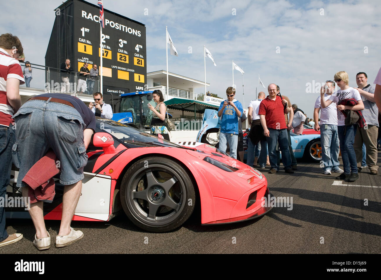Crowd watching car race hi-res stock photography and images - Alamy