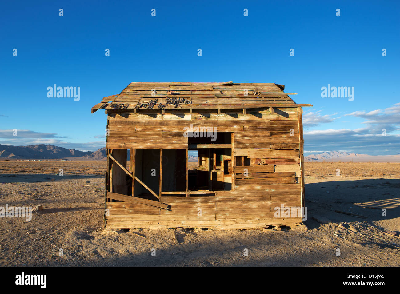 Rotting wood shack hi-res stock photography and images - Alamy