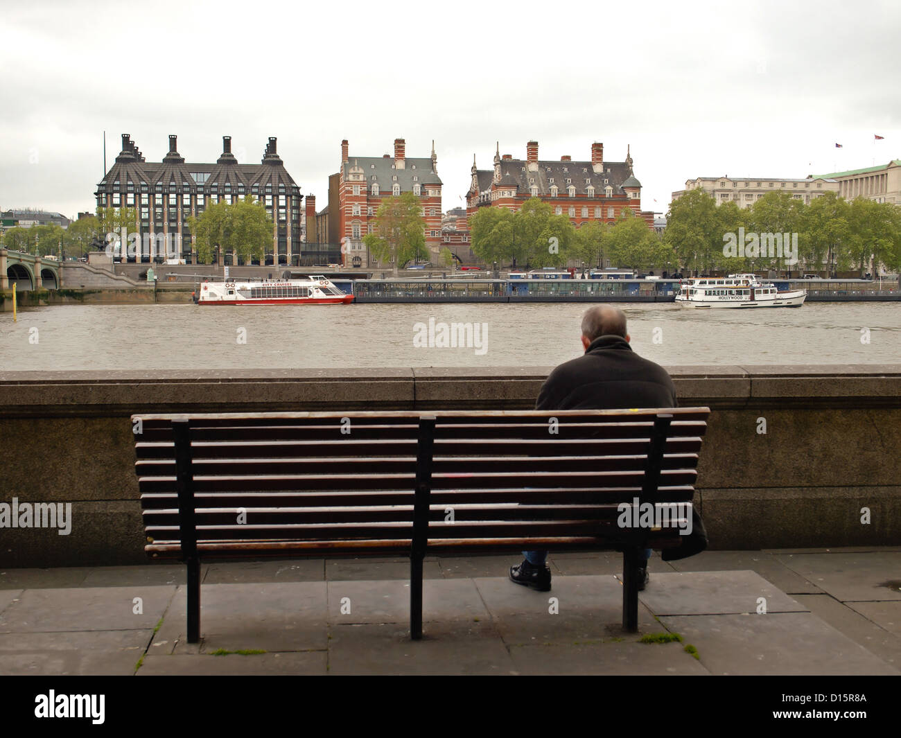 Bench london thames hi-res stock photography and images - Alamy