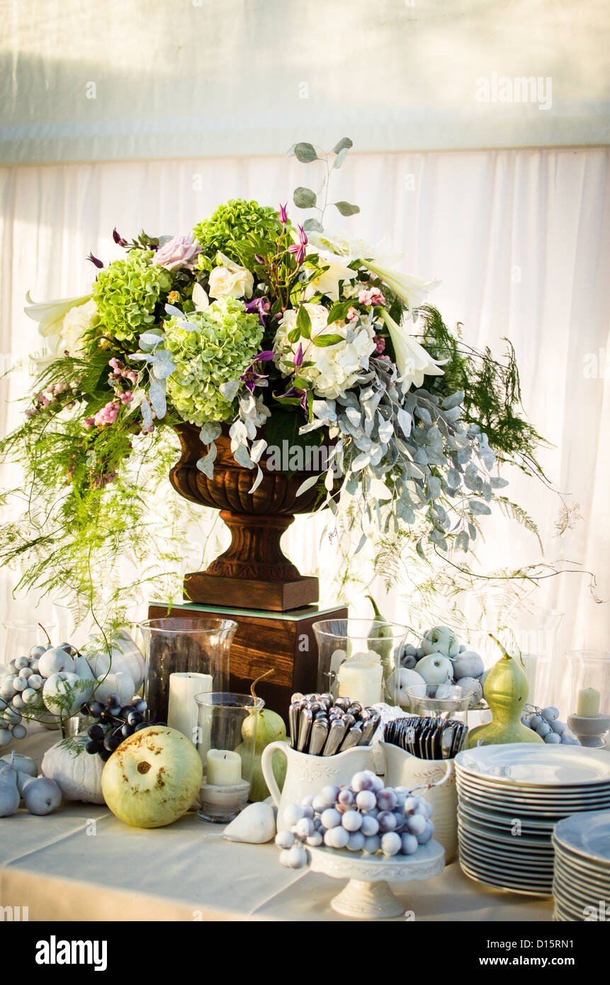 flower wedding table Stock Photo - Alamy